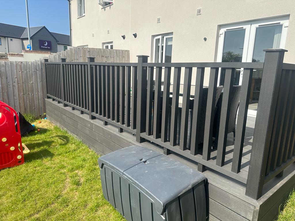 Composite Balustrade Kit Part 1 (Handrail and Spindle) | Black